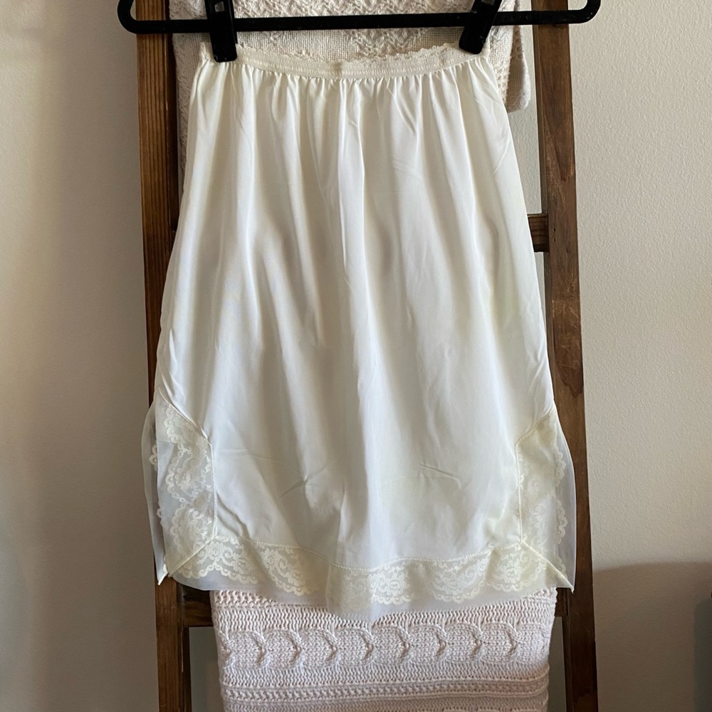 Vintage Henson Kickernick Ivory Lace Trim Half Slip - Gem